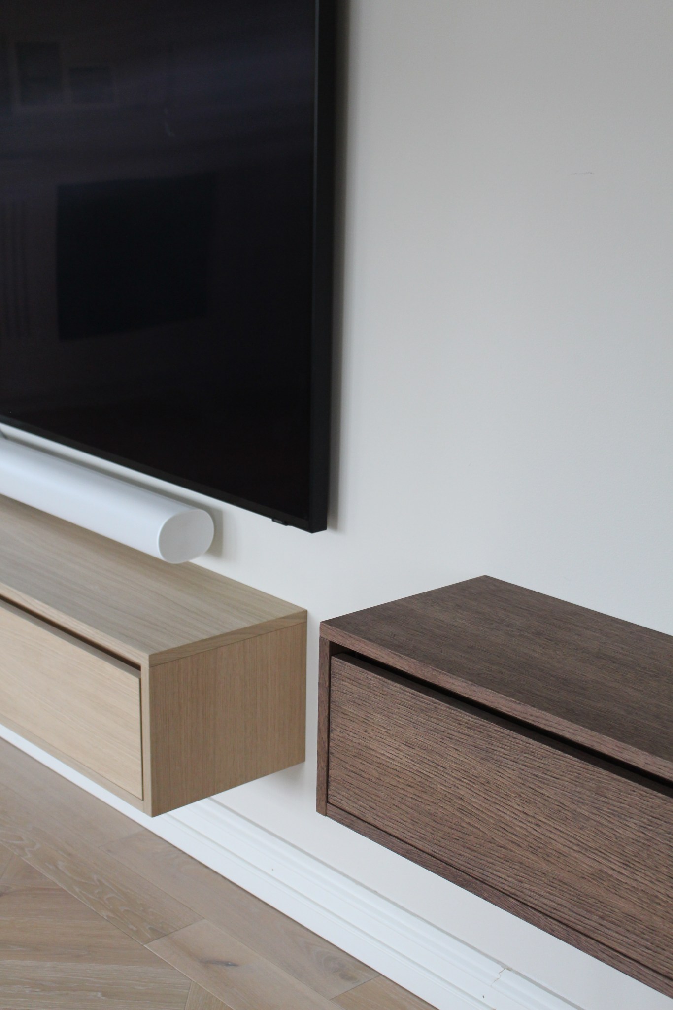 Vegghengt tv-benk i eik